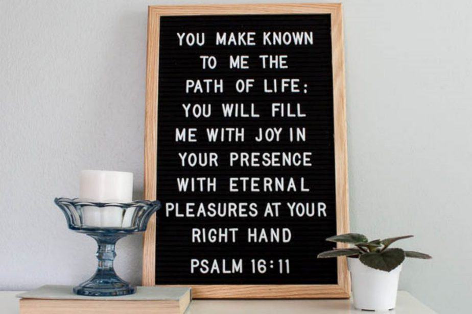 Bible Verse Decor For The Home (12 CUTE Scripture Decor Ideas!)